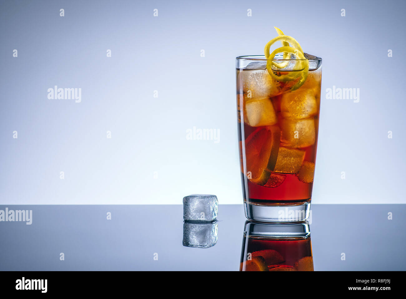 Coke cocktail with ice and lemon, alcohol bar Stock Photo - Alamy