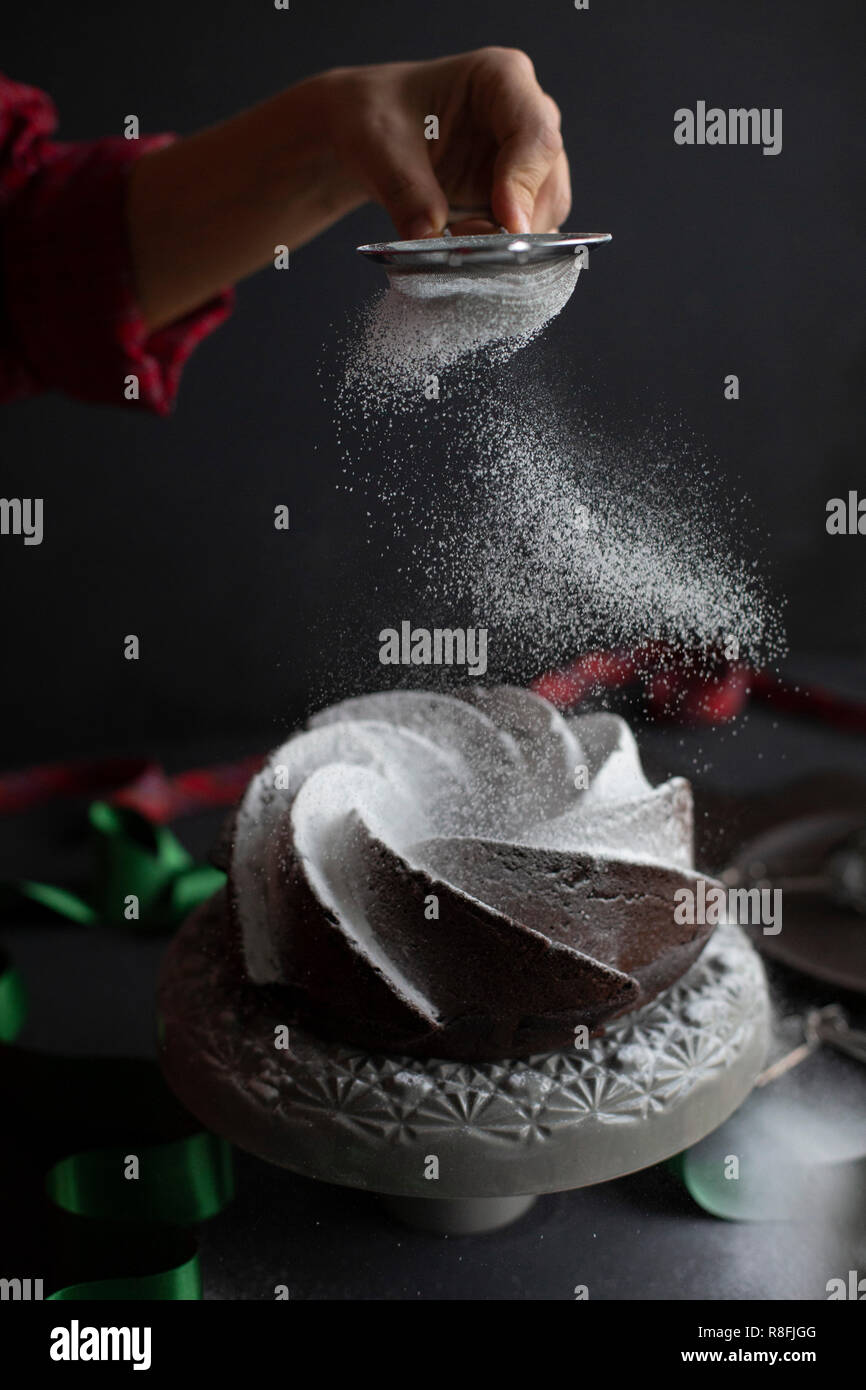 Sifting hi-res stock photography and images - Alamy