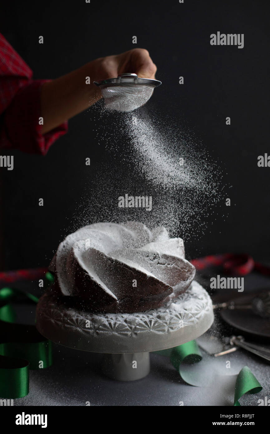 Sifting hi-res stock photography and images - Alamy