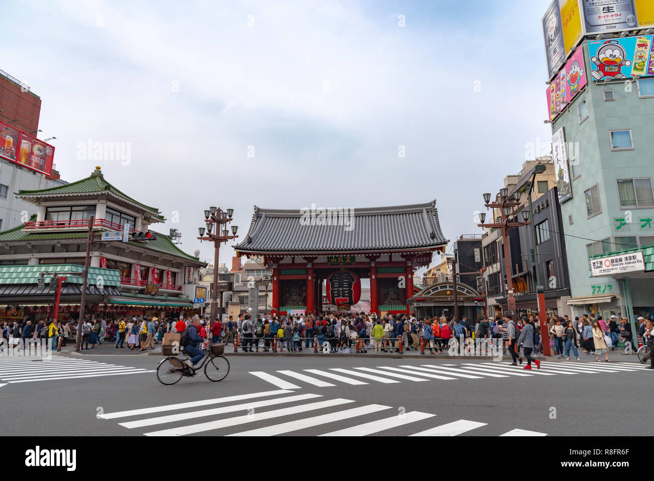 Sensoji temple Kaminarimon Gate at Asakusa Stock Photo - Alamy
