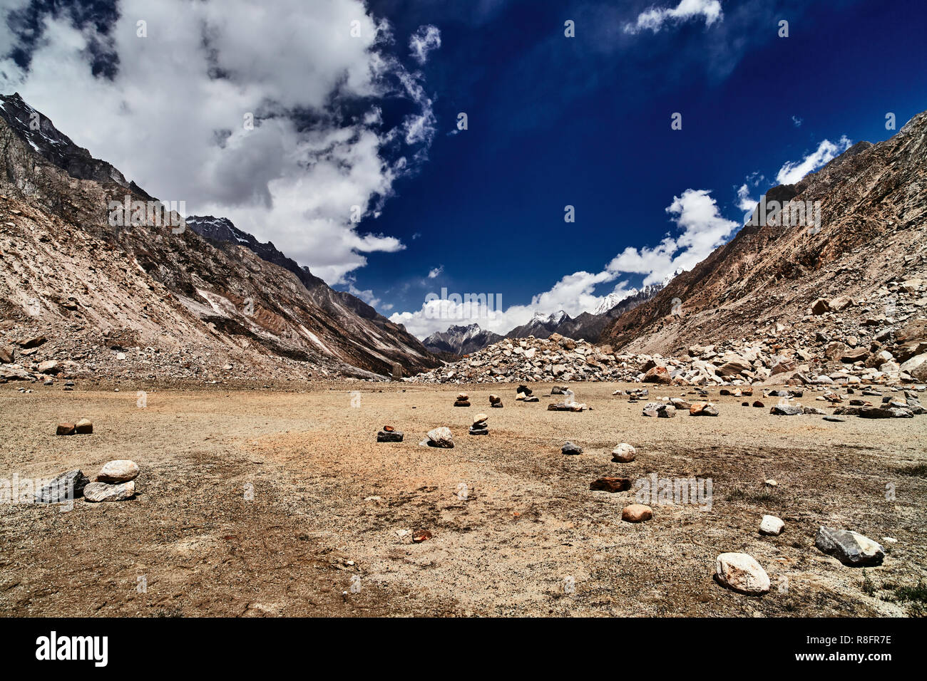 Valley and Mountains View in Himalaya. Gaumukh glacier, Gangotri ...