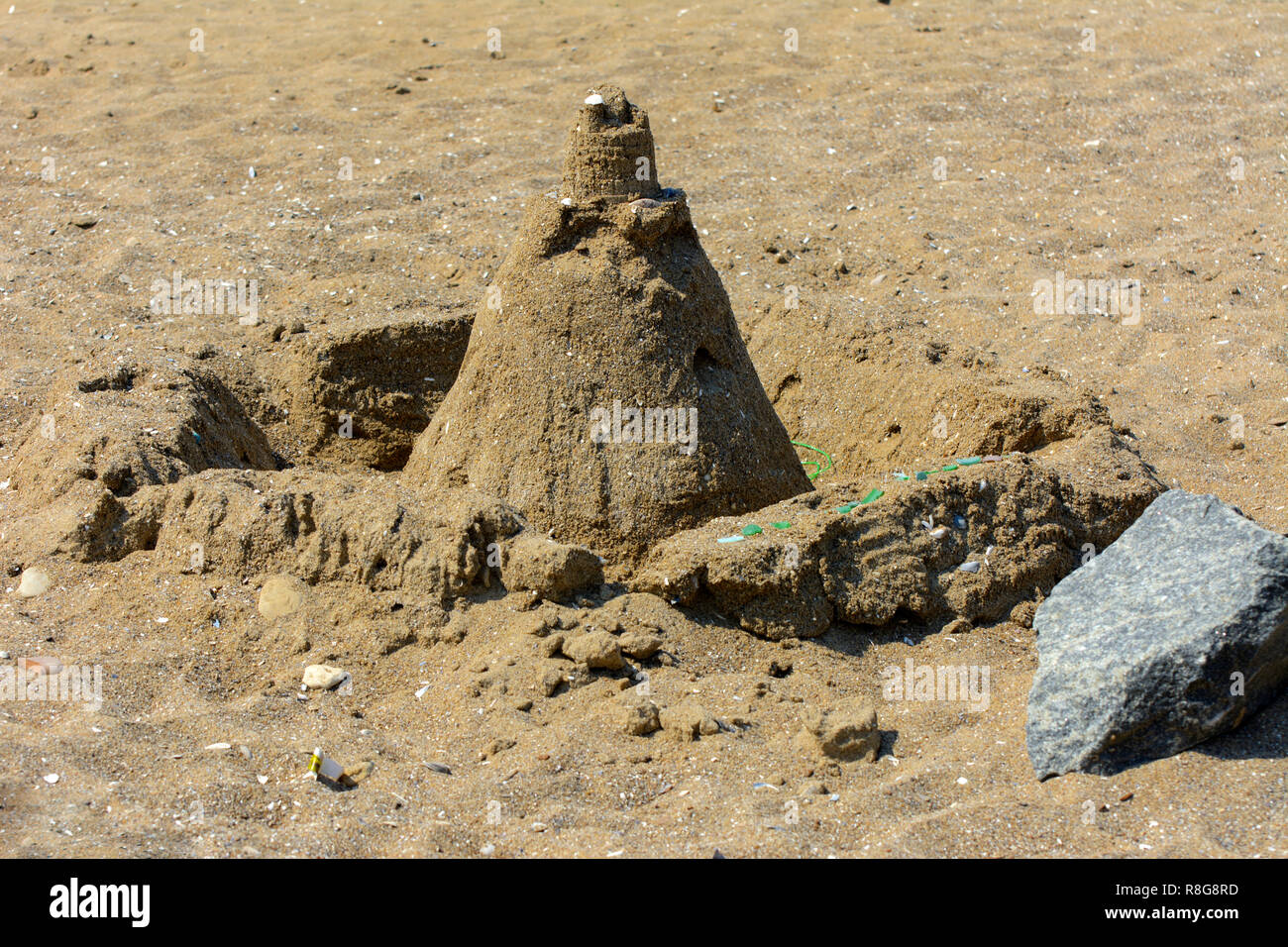 Children building a sand castle hi-res stock photography and images - Alamy