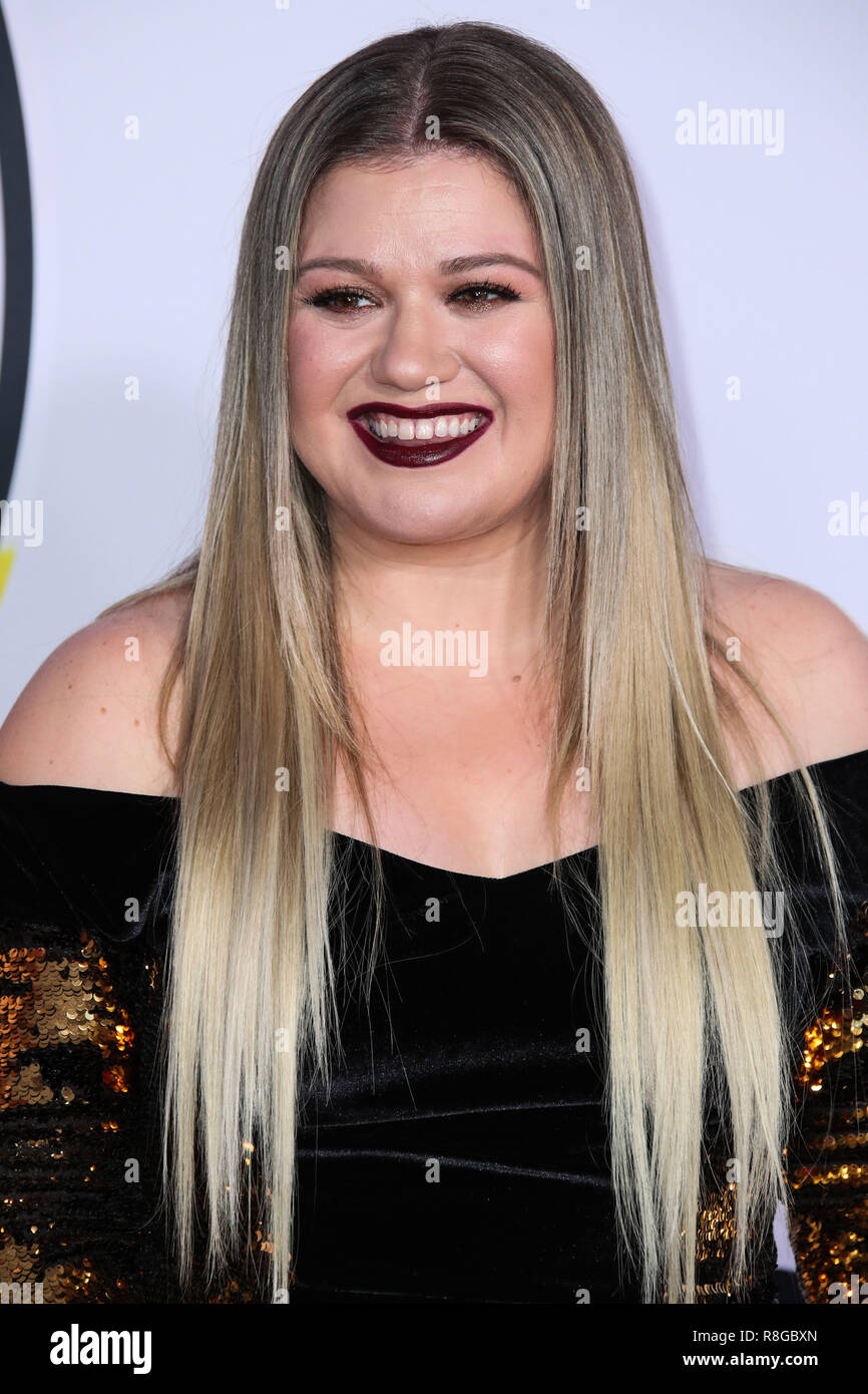 LOS ANGELES, CA, USA - NOVEMBER 19: Singer Kelly Clarkson wearing ...