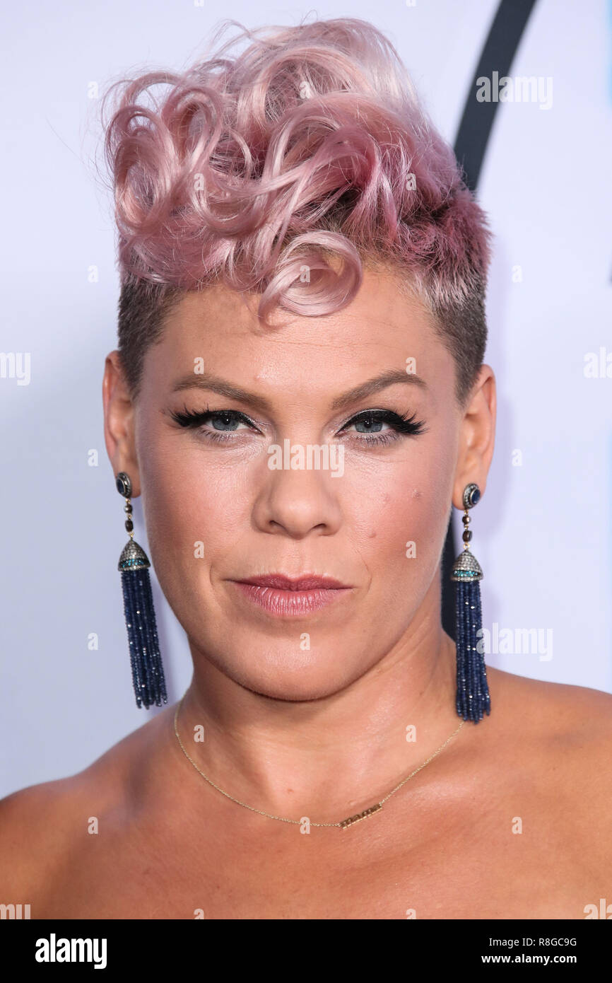 Pink attending fashion awards 2017 hi-res stock photography and images ...