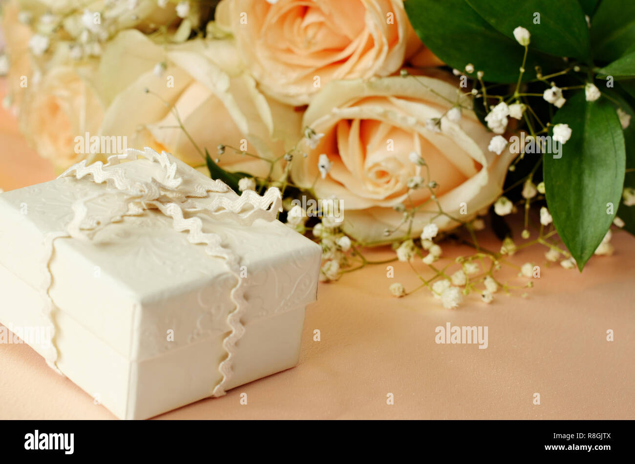 Peach and yellow bridal bouquet hi-res stock photography and images - Alamy