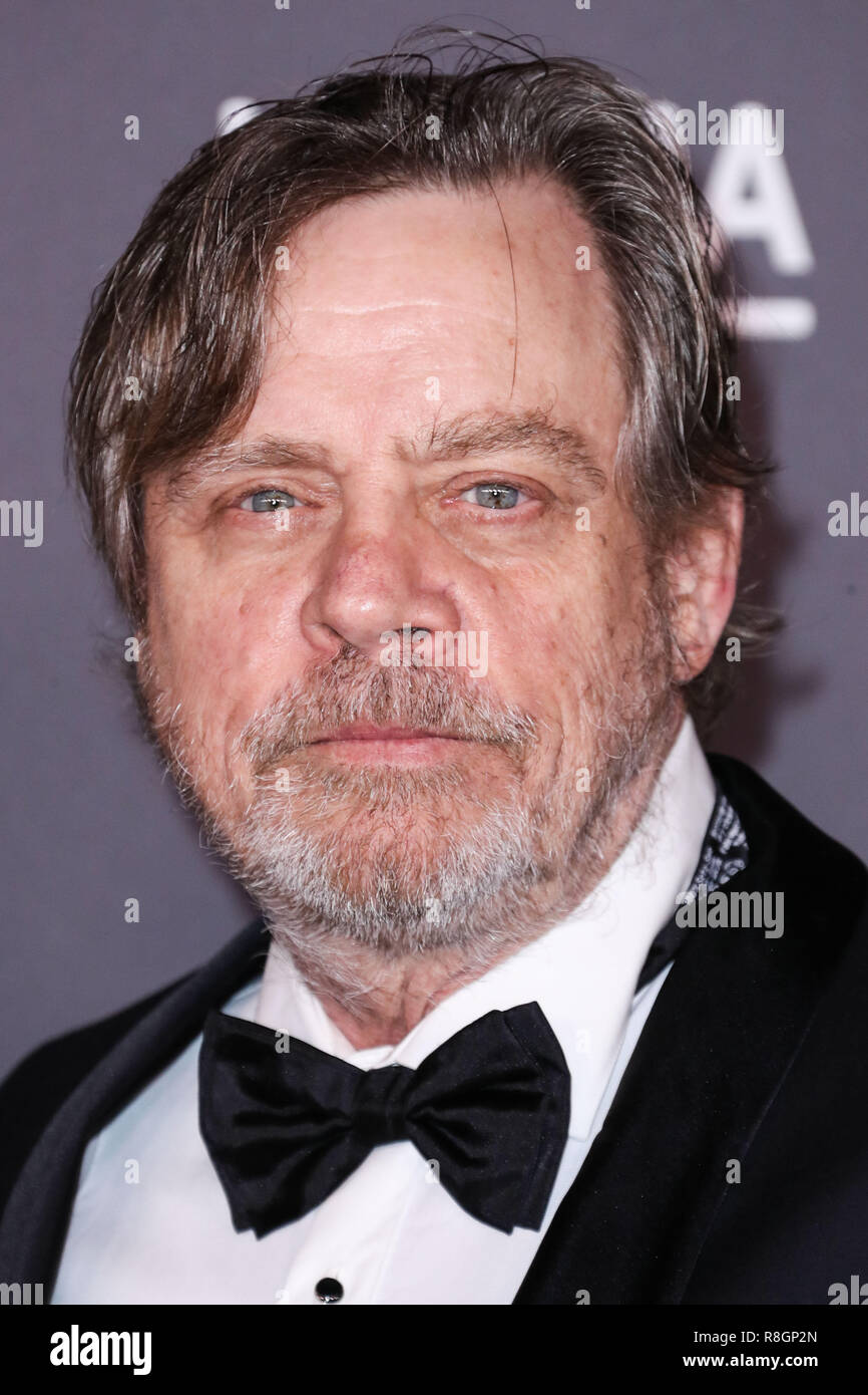 LOS ANGELES, CA, USA - NOVEMBER 04: Mark Hamill arrives at the 2017 ...