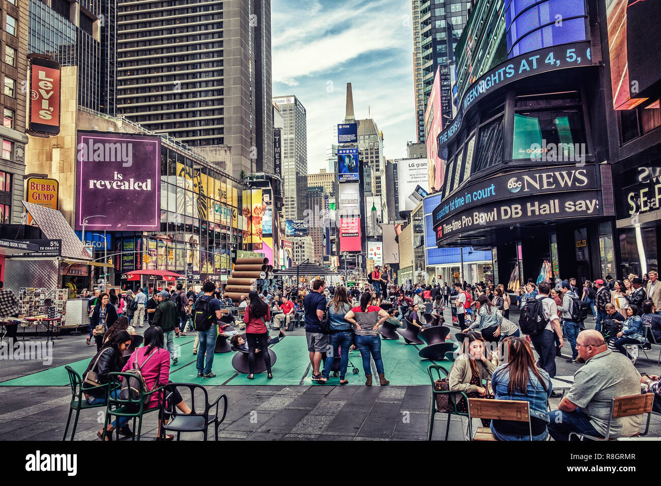 New york times square billboard hi-res stock photography and images - Alamy