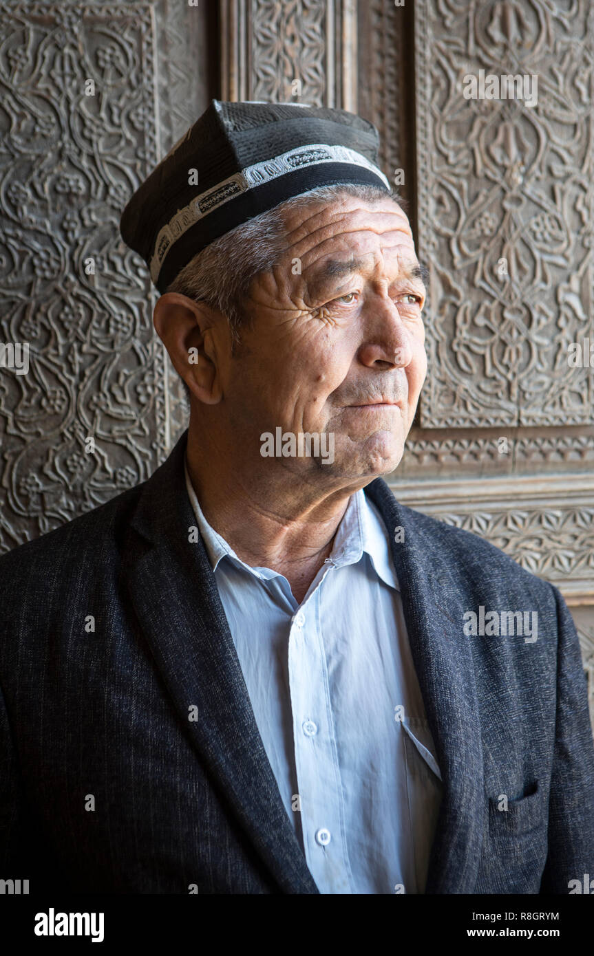 Uzbek man in traditional costume hi-res stock photography and images ...