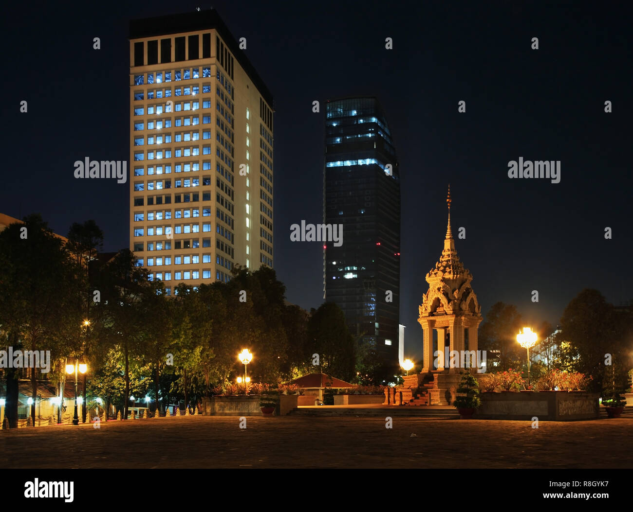 Monument to Lady Penh (Yeay Penh) in Phnom Penh. Cambodia Stock Photo ...