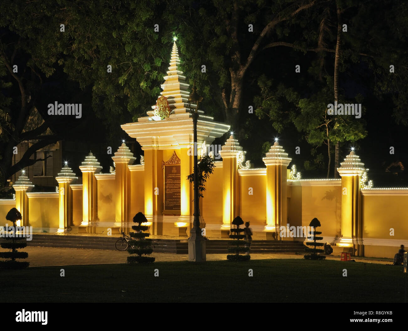 Monument to Lady Penh (Yeay Penh) in Phnom Penh. Cambodia Stock Photo ...