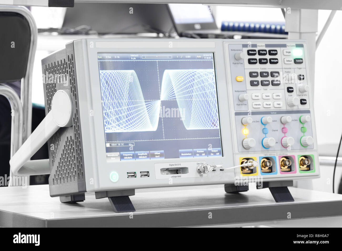 Digital oscilloscope hi-res stock photography and images - Alamy