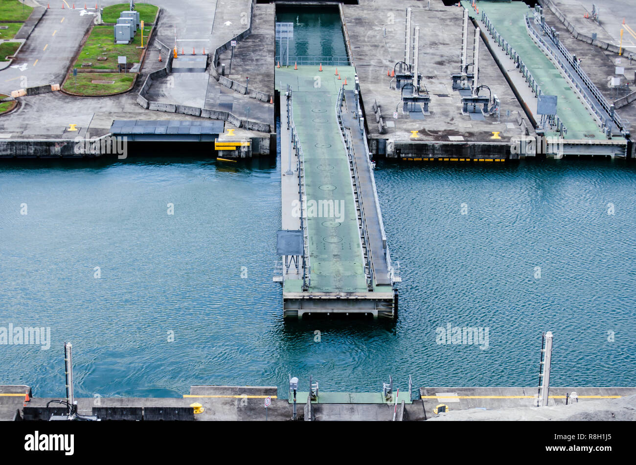 Details of the construction of the Panama Canal New Locks in Agua Clara ...