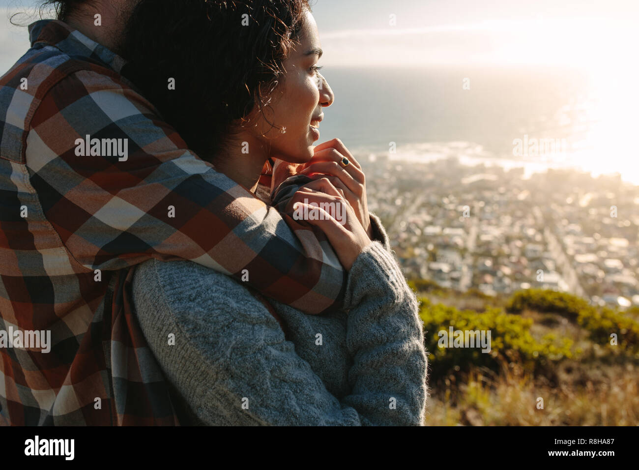 Couple embracing cliff hi-res stock photography and images - Alamy