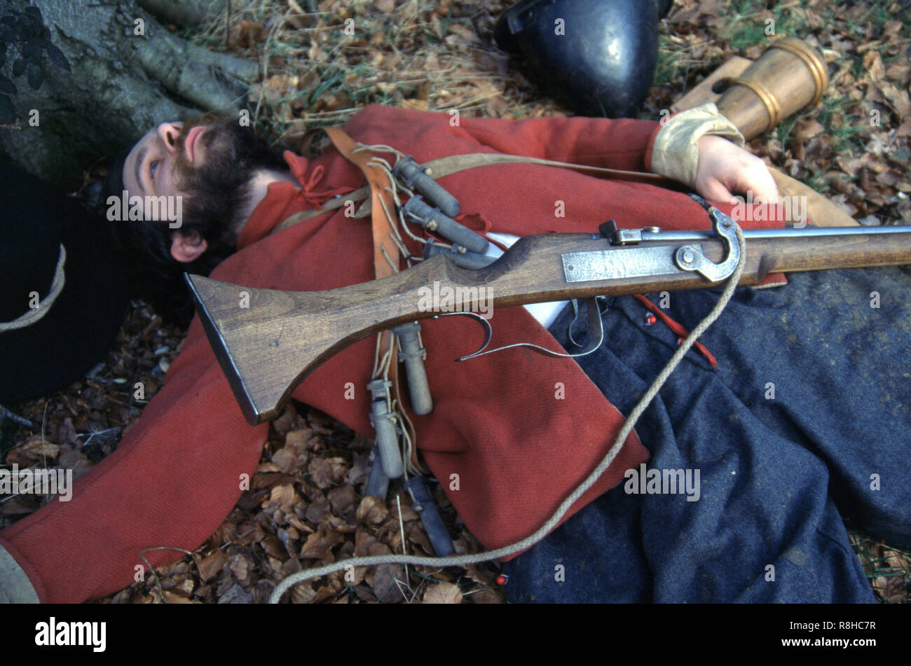 English civil war musketeer hi-res stock photography and images - Alamy