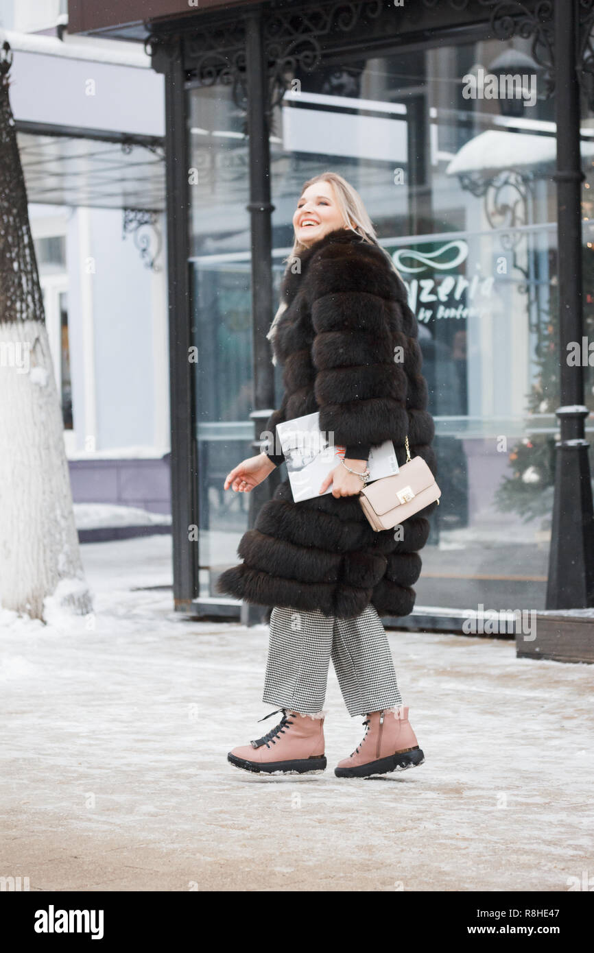 Girl in mink coat hi-res stock photography and images - Alamy
