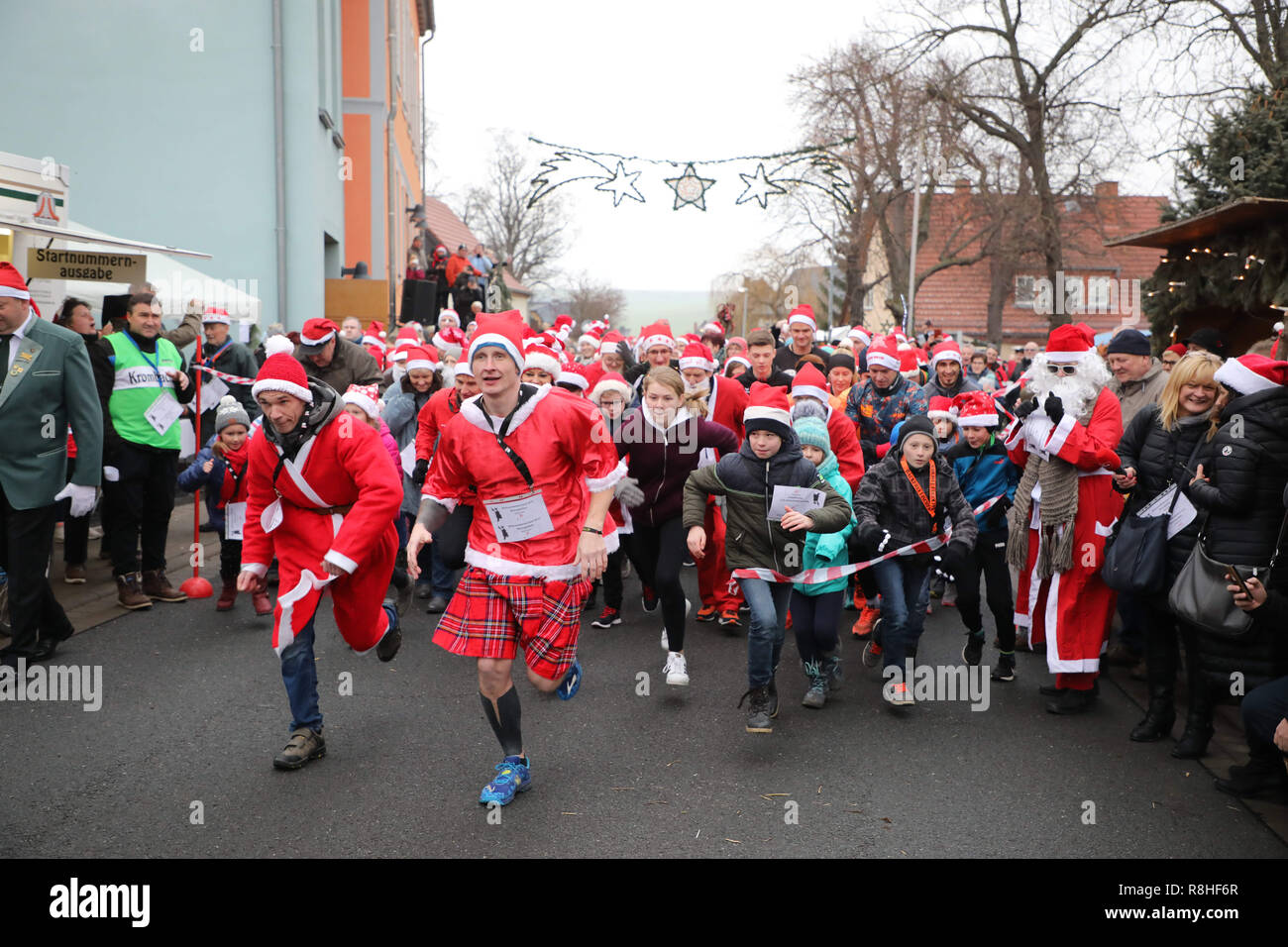 Bilzingsleben, Germany. 15th Dec, 2018. Runners in Santa Claus costumes ...