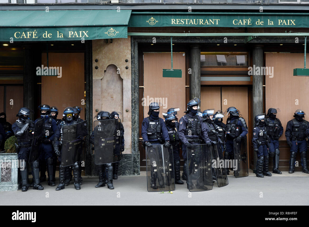 Riot s paris hi-res stock photography and images - Alamy