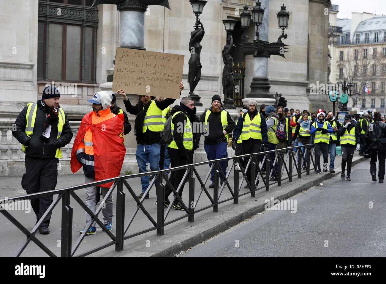 Riot s paris hi-res stock photography and images - Alamy