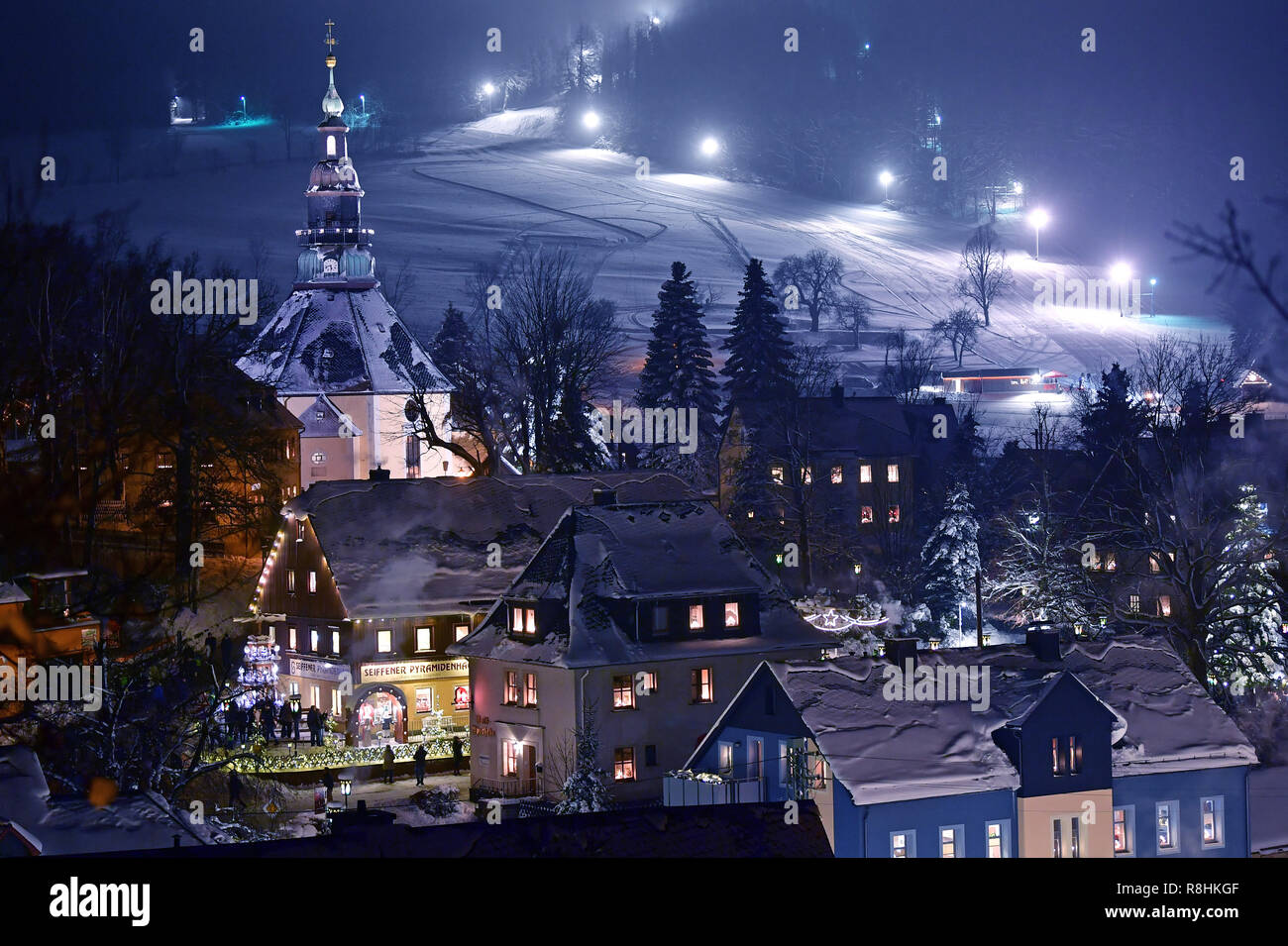 Seiffen, Germany. 15th Dec, 2018. The windows of the small houses ...