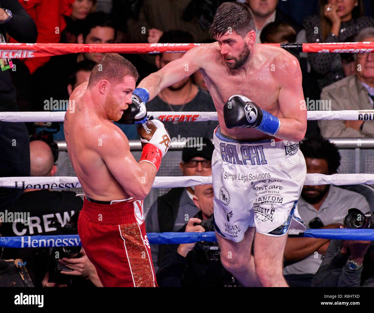New York, New York, USA. 15th Dec, 2018. CANELO ALVAREZ (red trunks ...