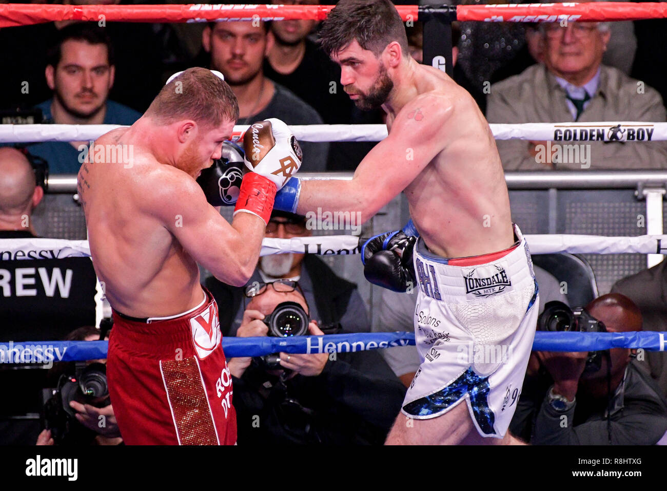 New York, New York, USA. 15th Dec, 2018. CANELO ALVAREZ (red trunks ...