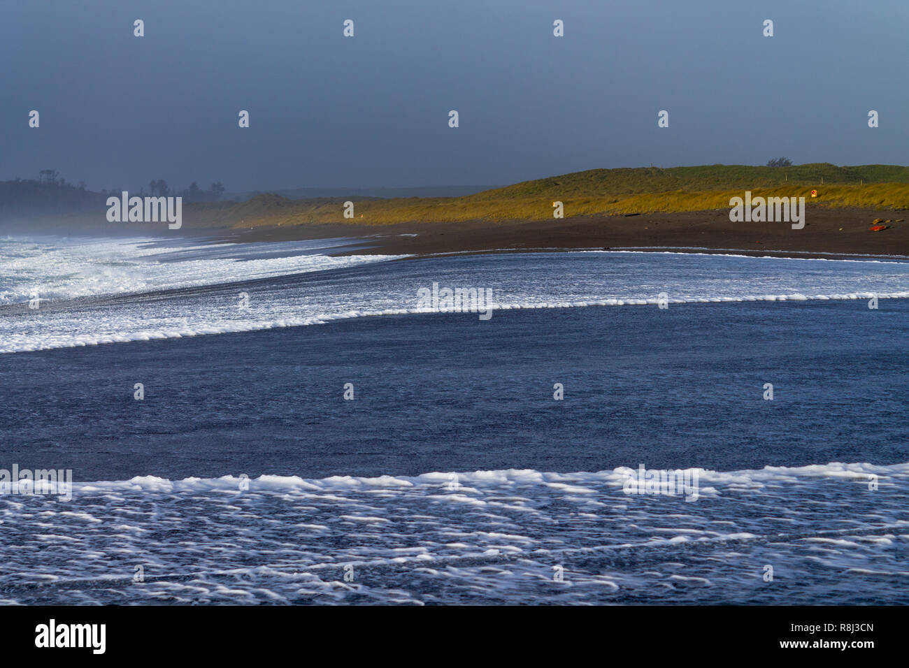 Wave rolling onto shore hi-res stock photography and images - Alamy