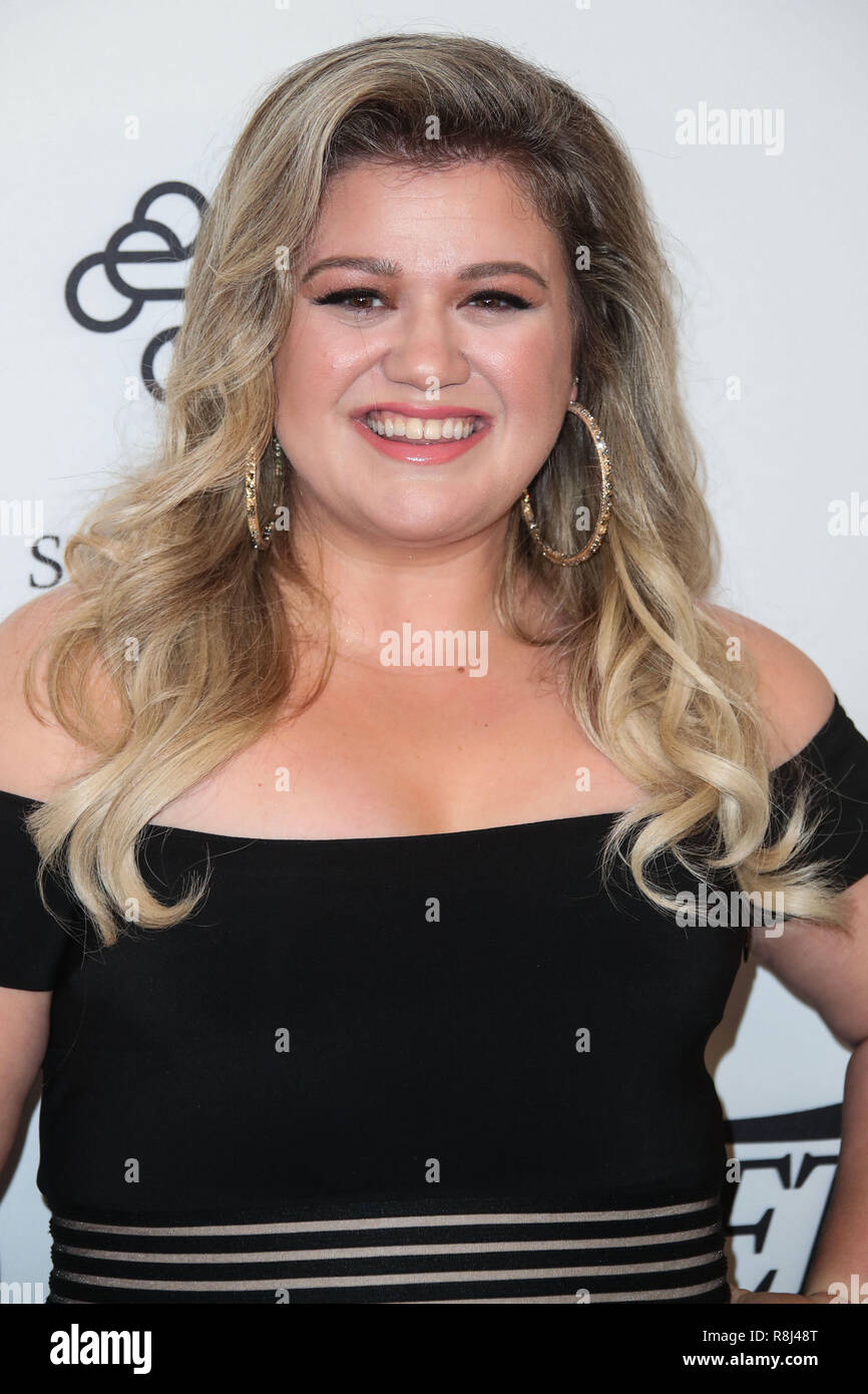 BEVERLY HILLS, LOS ANGELES, CA, USA - OCTOBER 13: Singer Kelly Clarkson ...