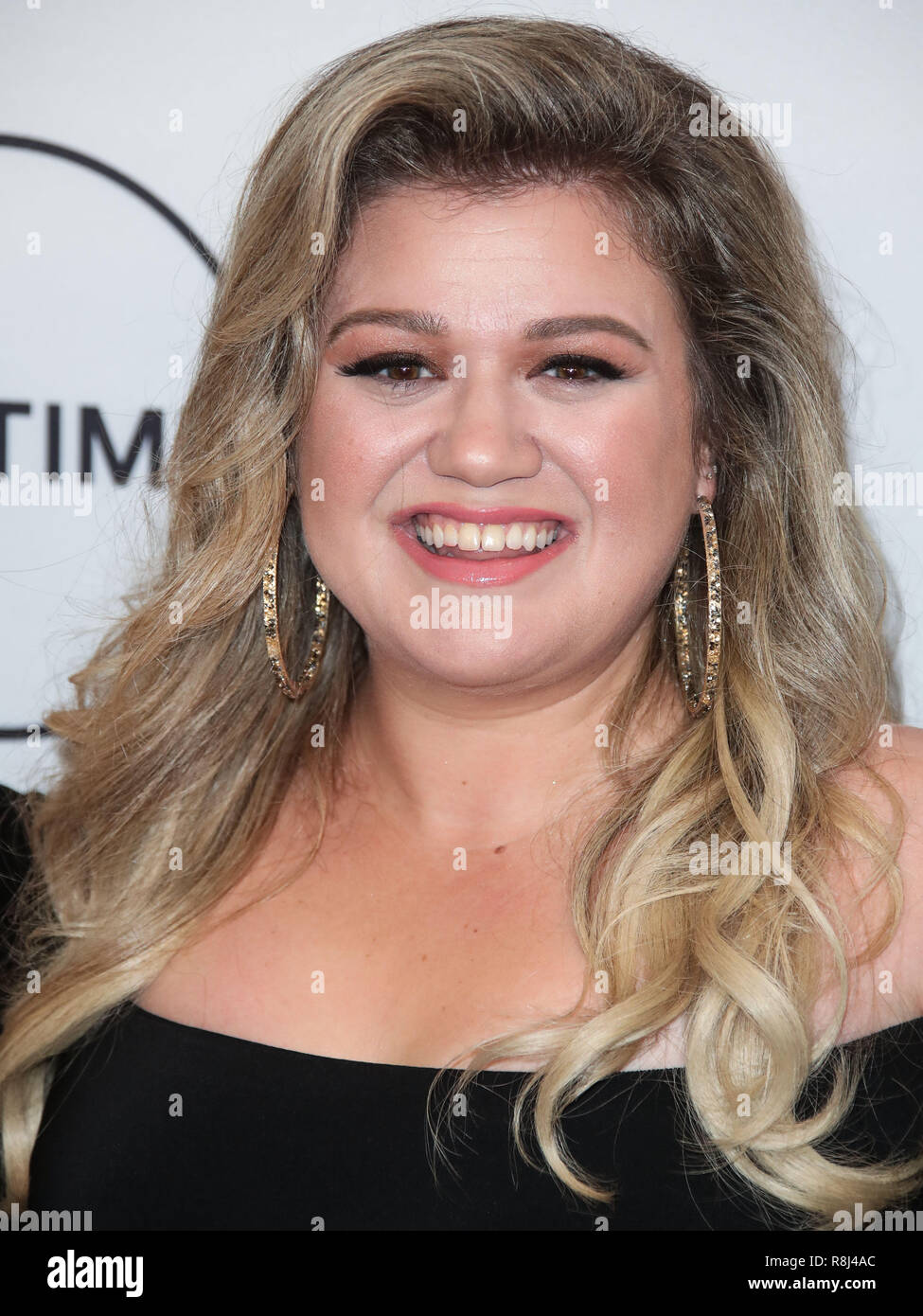 BEVERLY HILLS, LOS ANGELES, CA, USA - OCTOBER 13: Singer Kelly Clarkson ...