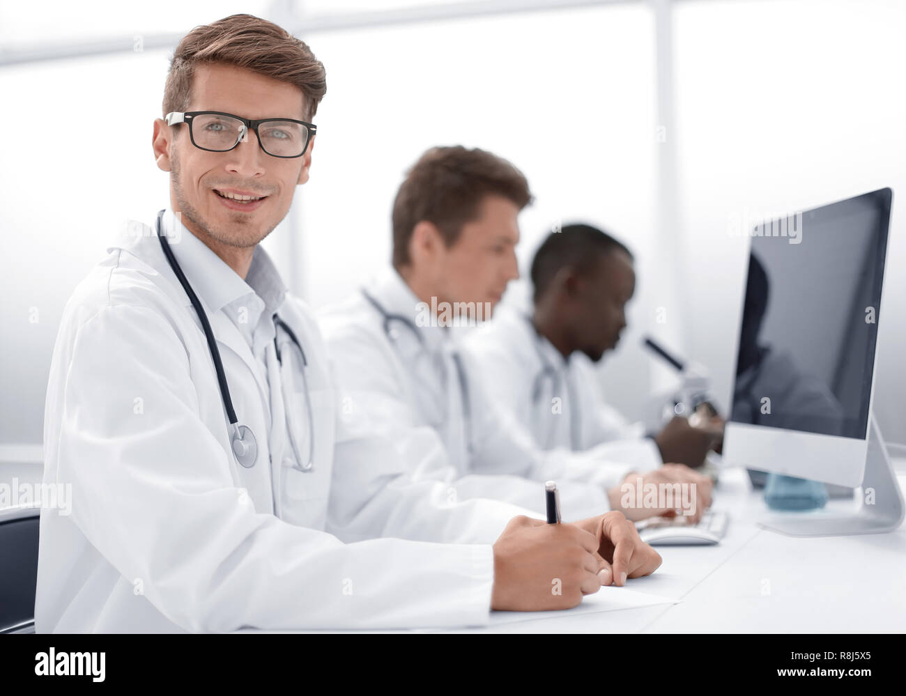 group of doctors conducting laboratory studies Stock Photo - Alamy