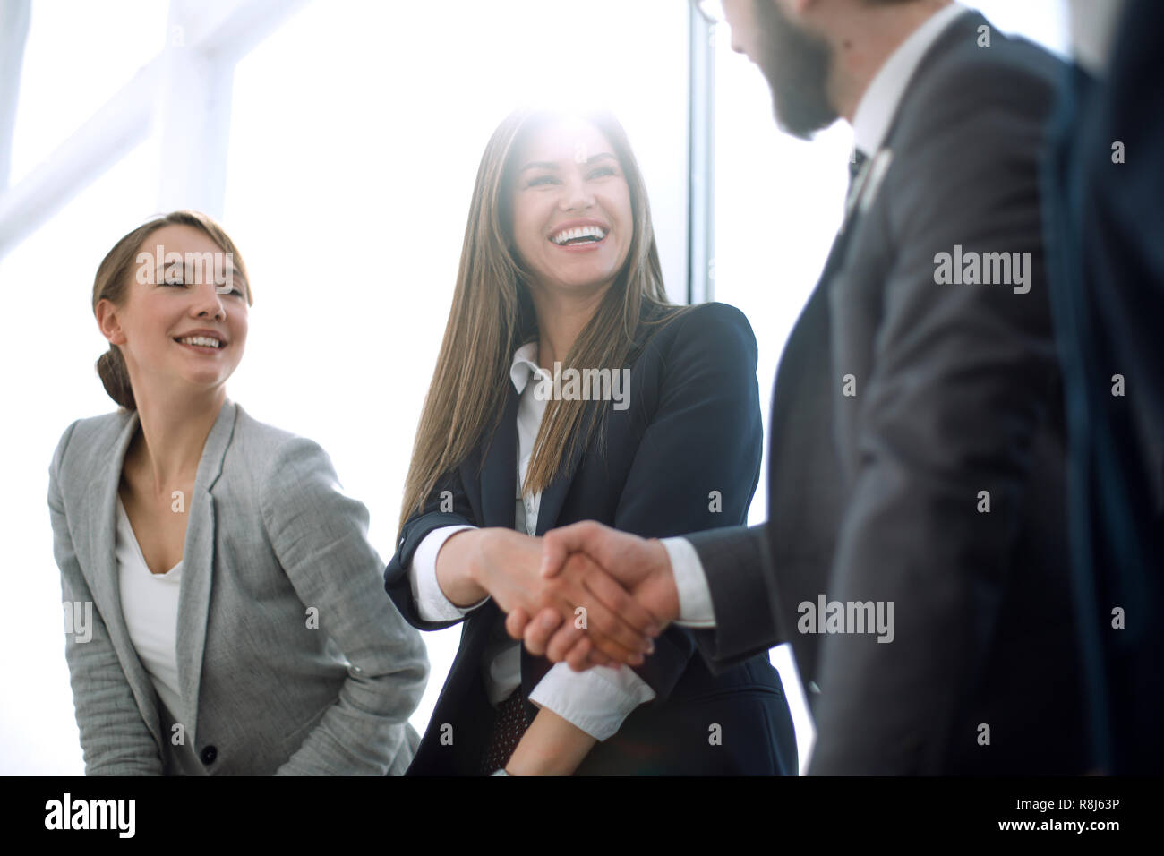 side view.handshake business people Stock Photo - Alamy
