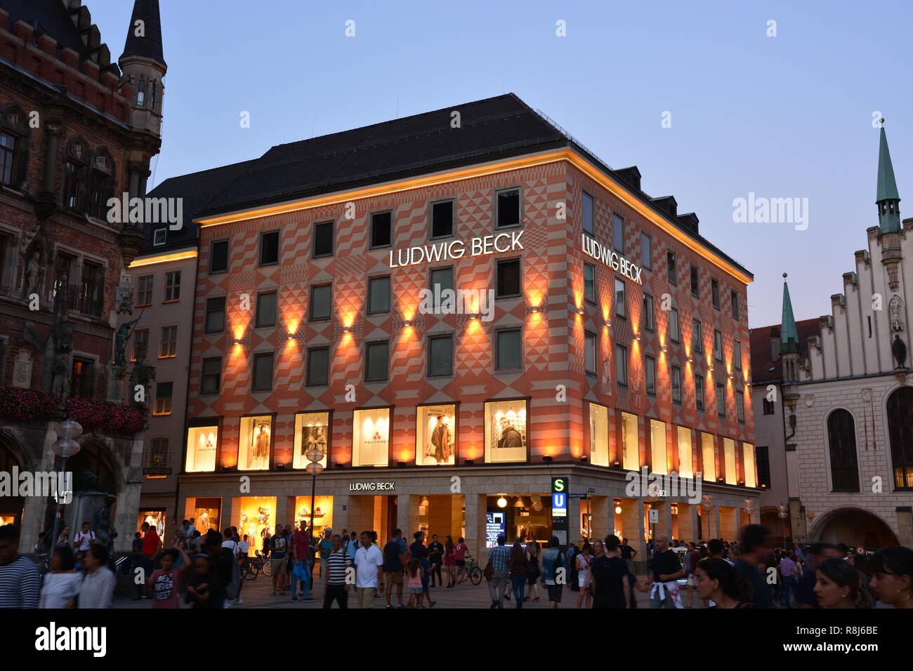 Night view in munich hi-res stock photography and images - Alamy