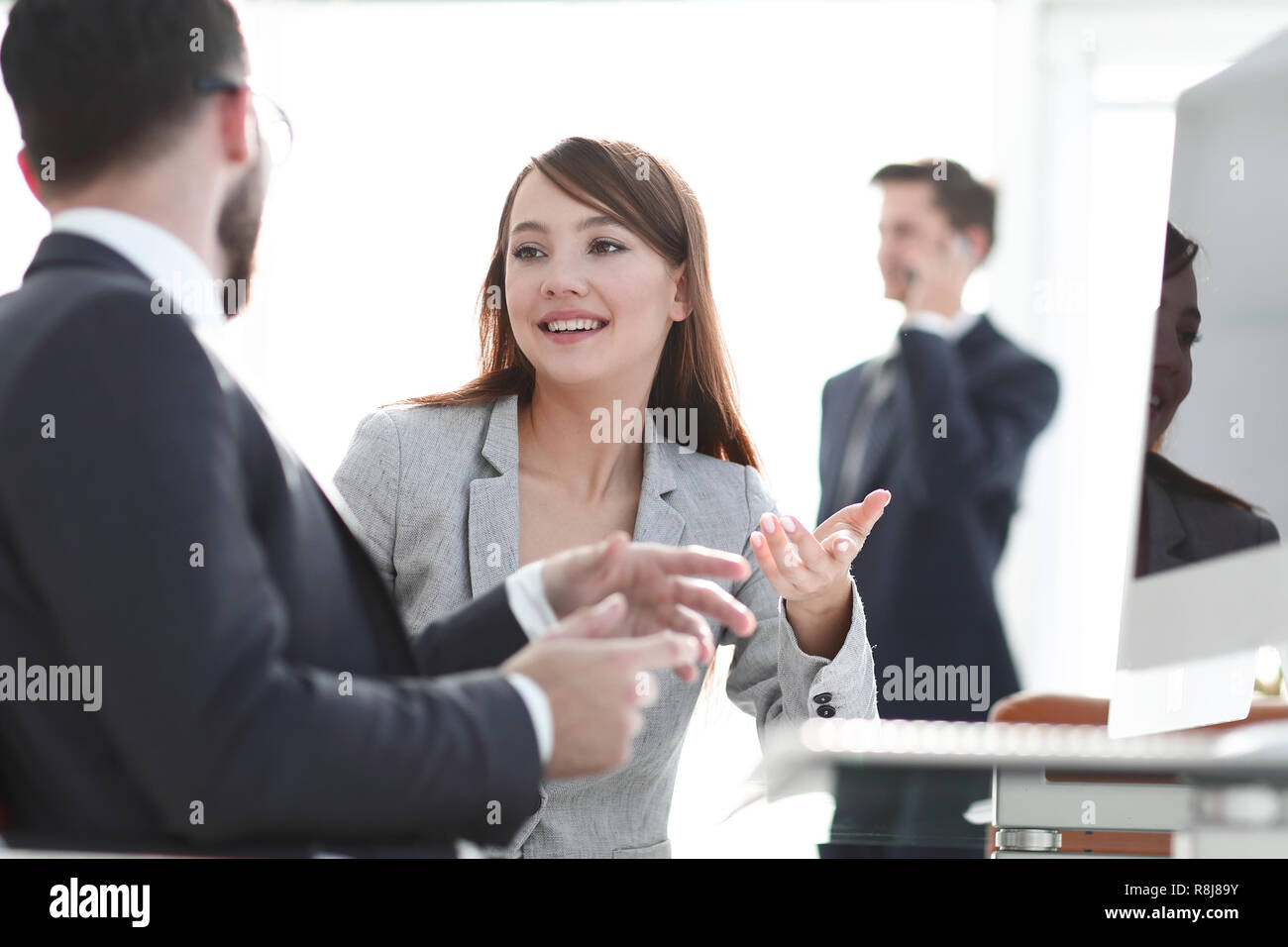 Talk consulting businessman client hi-res stock photography and images ...