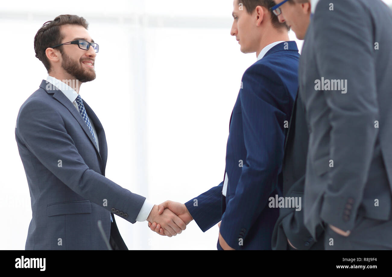 welcome handshake of business partners Stock Photo - Alamy