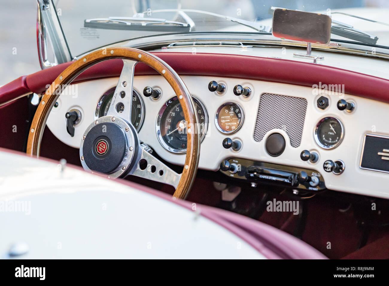 Mga dashboard hi-res stock photography and images - Alamy