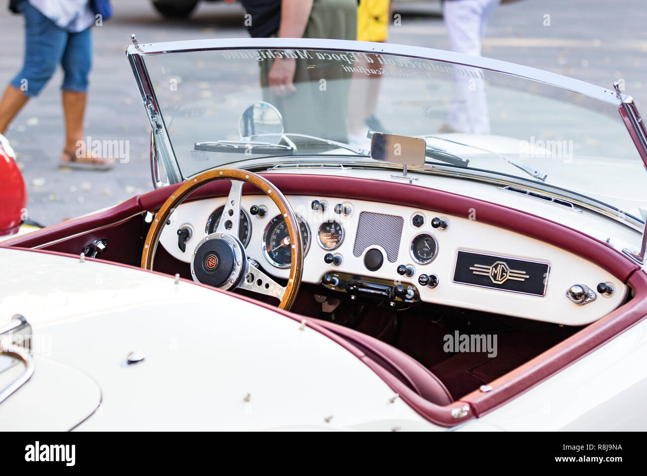 Mga dashboard hi-res stock photography and images - Alamy