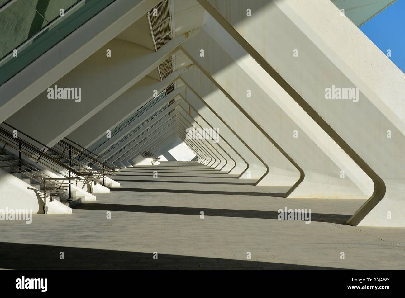 Triangles architecture hi-res stock photography and images - Alamy