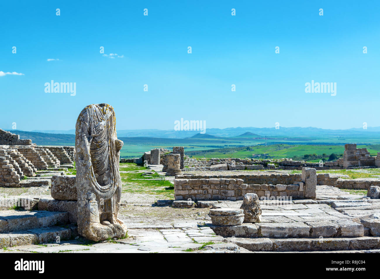 Headless roman statue hi-res stock photography and images - Alamy