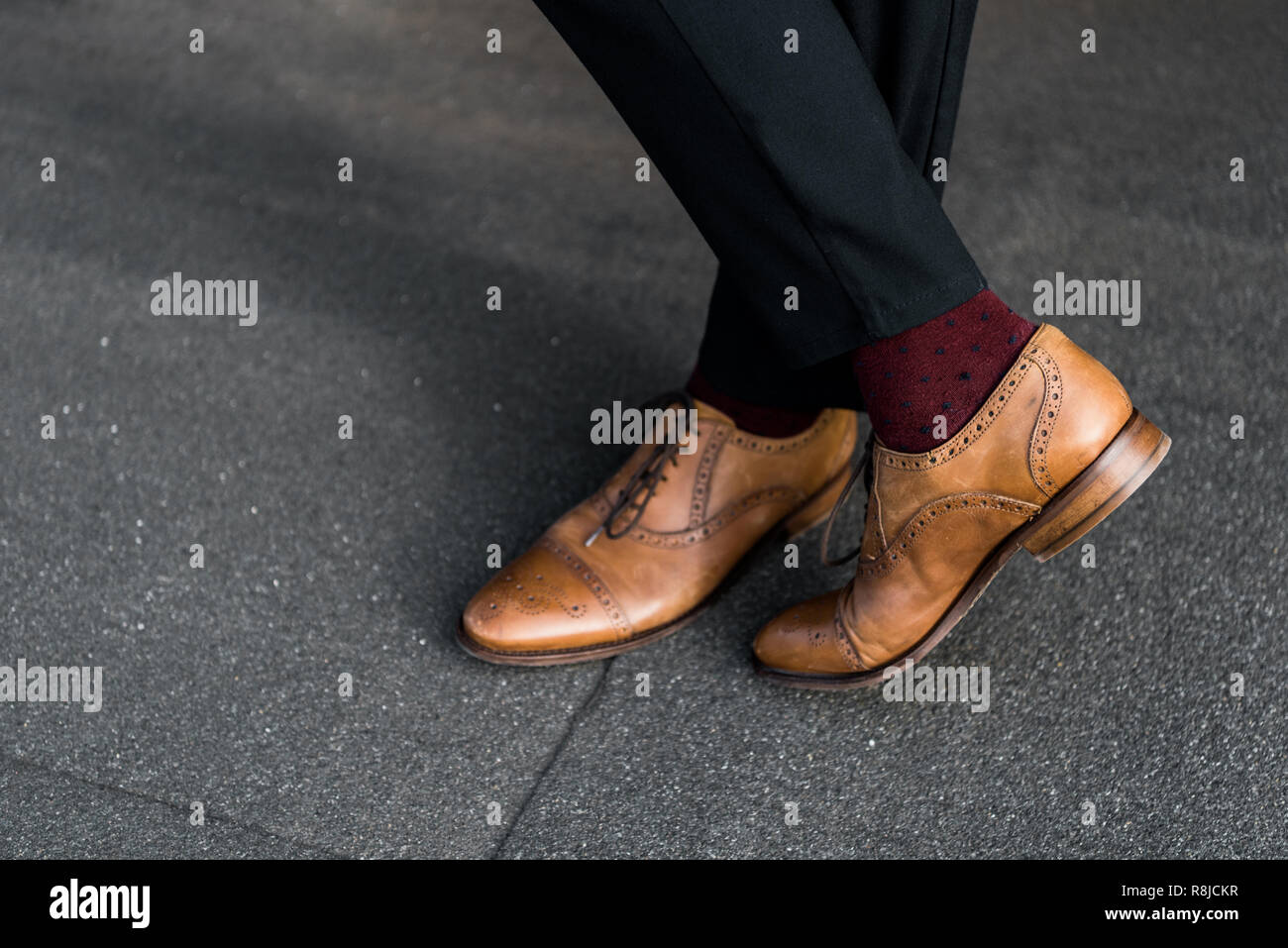 Legs crossed business shoes hi-res stock photography and images - Alamy