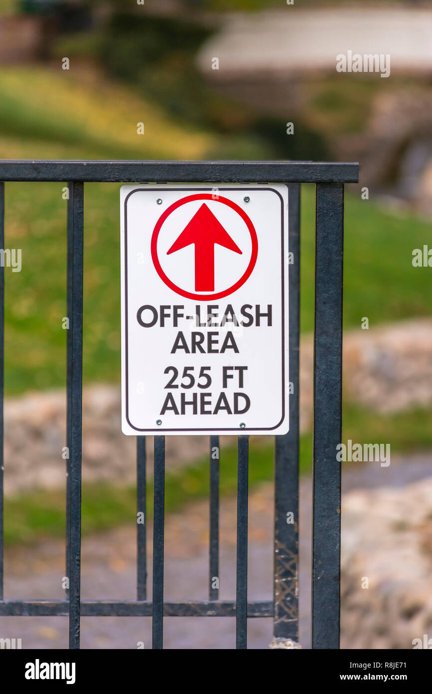 Off leash dog area sign hi-res stock photography and images - Alamy