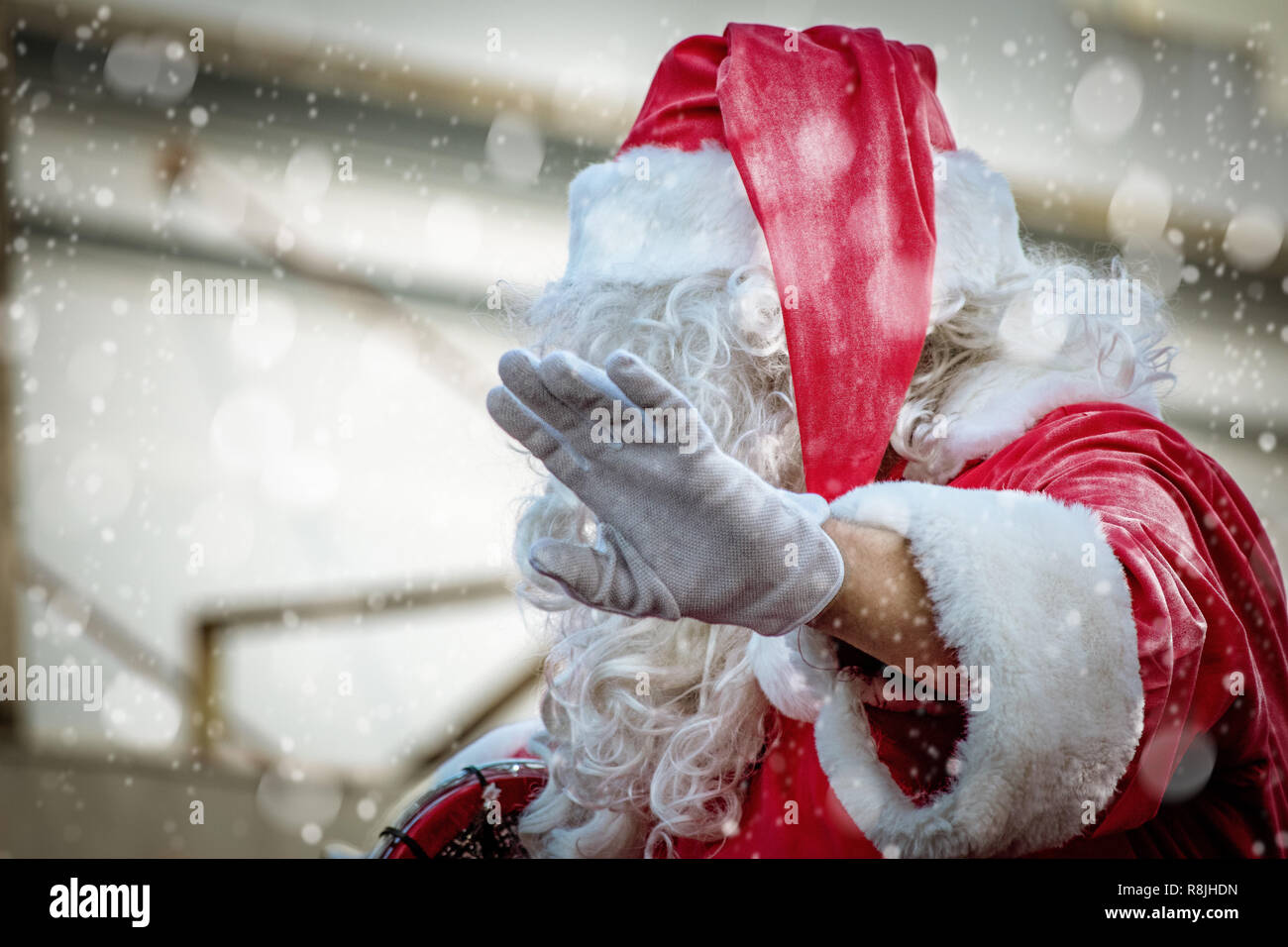 Waving santa claus hi-res stock photography and images - Alamy