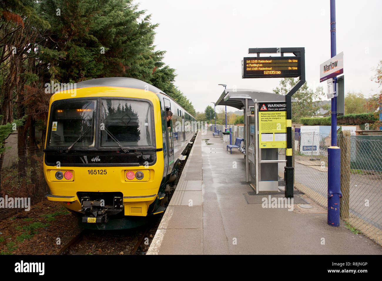 Class 165 Diesel Multiple Unit at Marlow station in Buckinghamshire ...