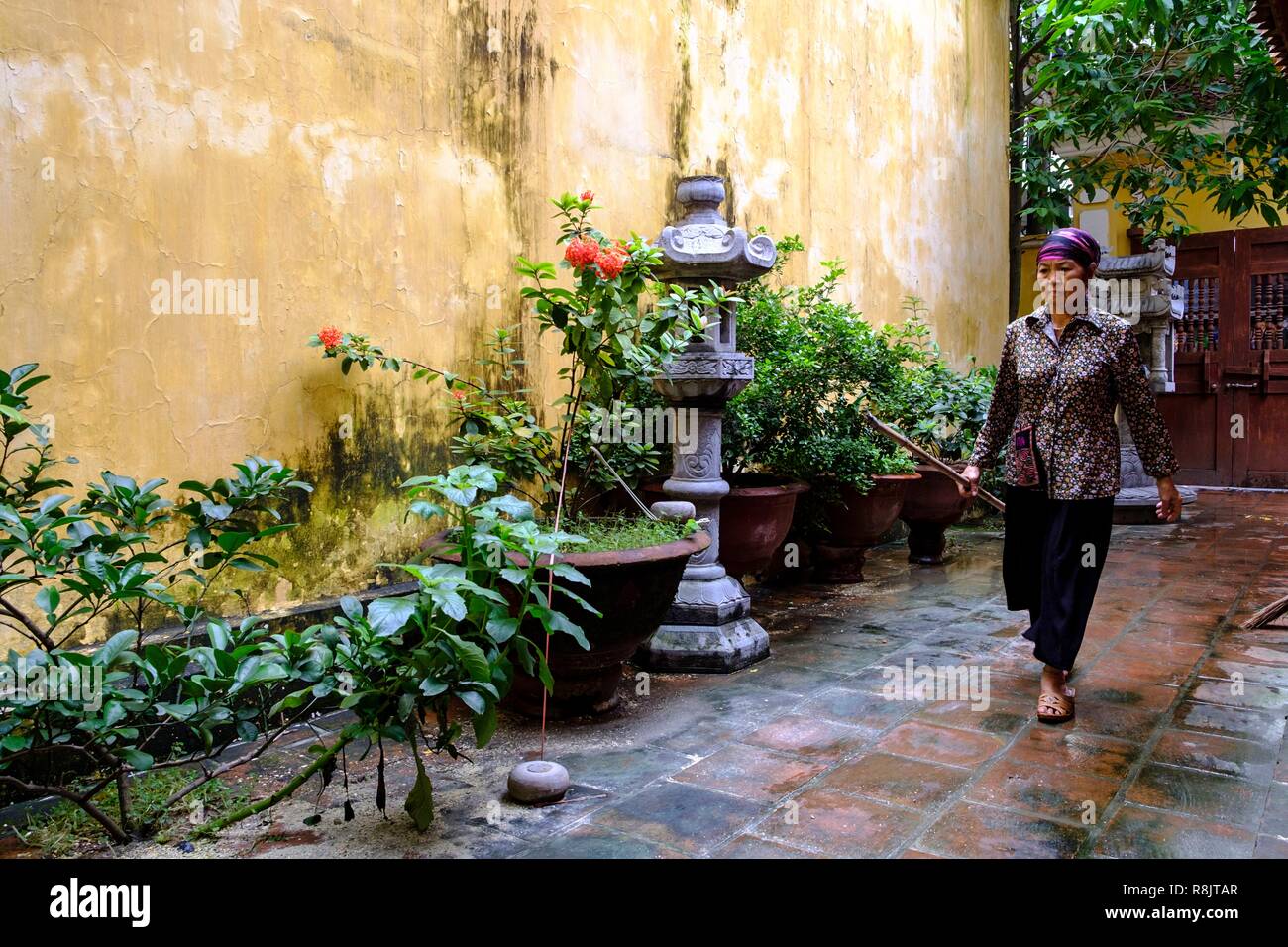 Vietnam, Hanoi, old city, Bac Ma temple, built by emperor Ly Thai To in ...