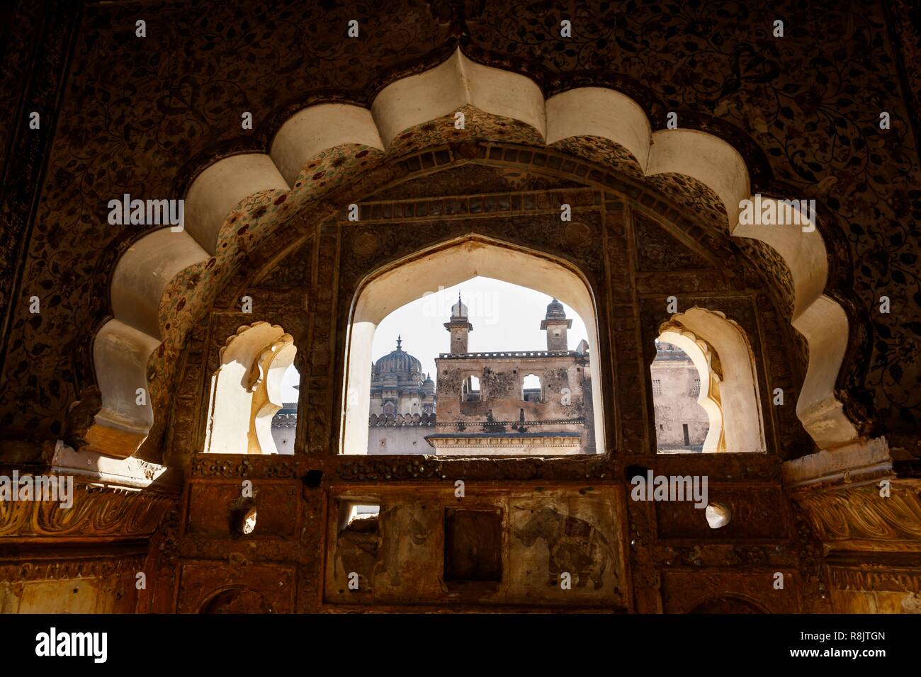 India, Madhya Pradesh, Orchha, Raja Mahal palace window Stock Photo - Alamy