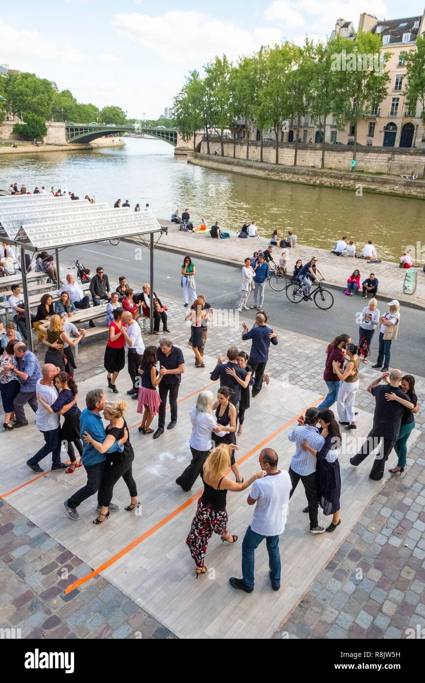 France, Paris, Rives de Seine Park, Tango dancers Stock Photo - Alamy
