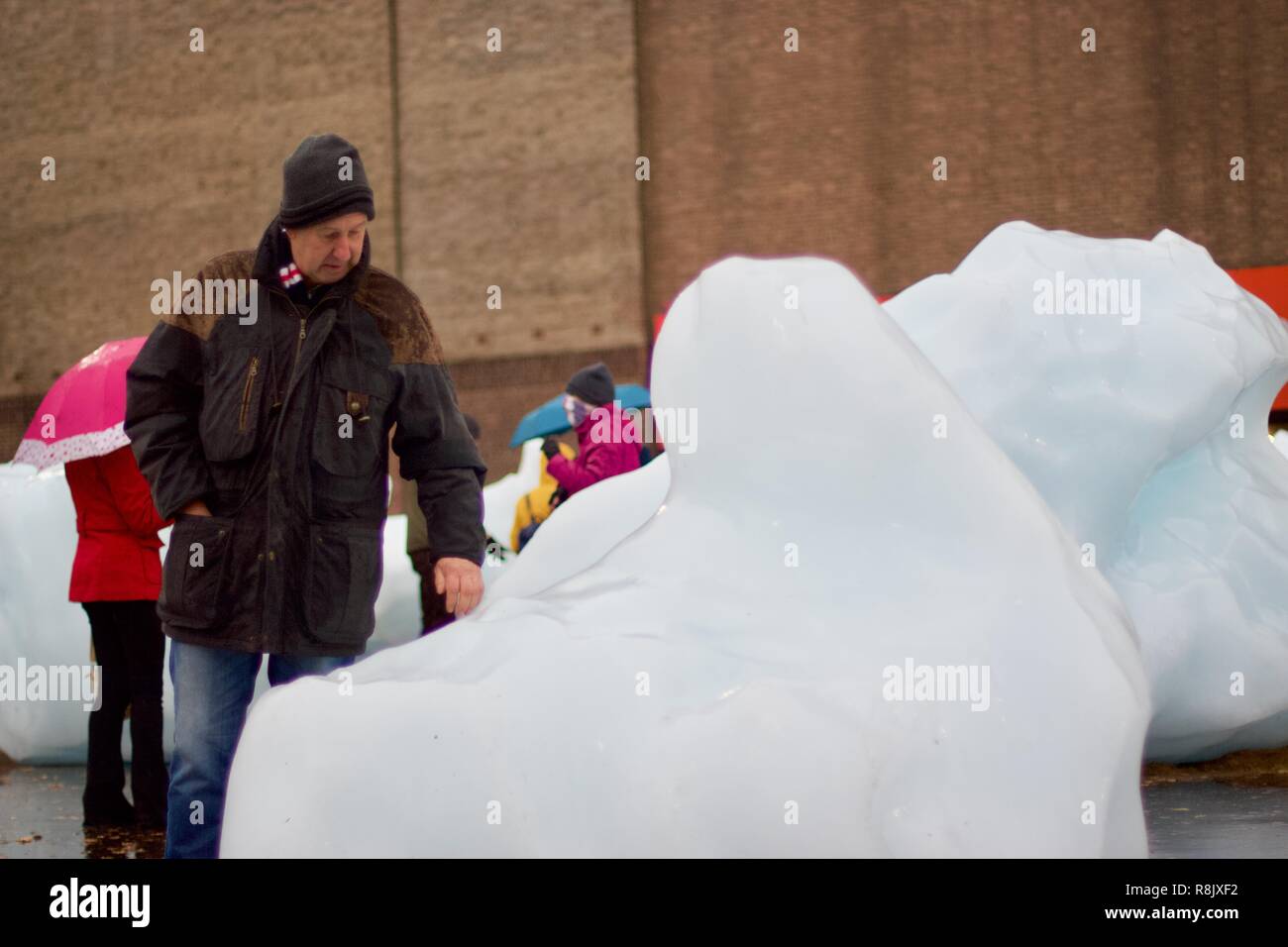 Olafur Eliasson and Minik Rosing's Ice Watch installation bought ...