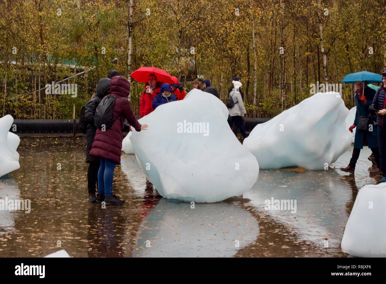 Olafur Eliasson and Minik Rosing's Ice Watch installation bought ...