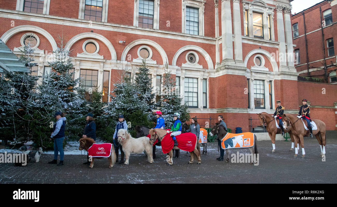 Entrance with animals hi-res stock photography and images - Alamy