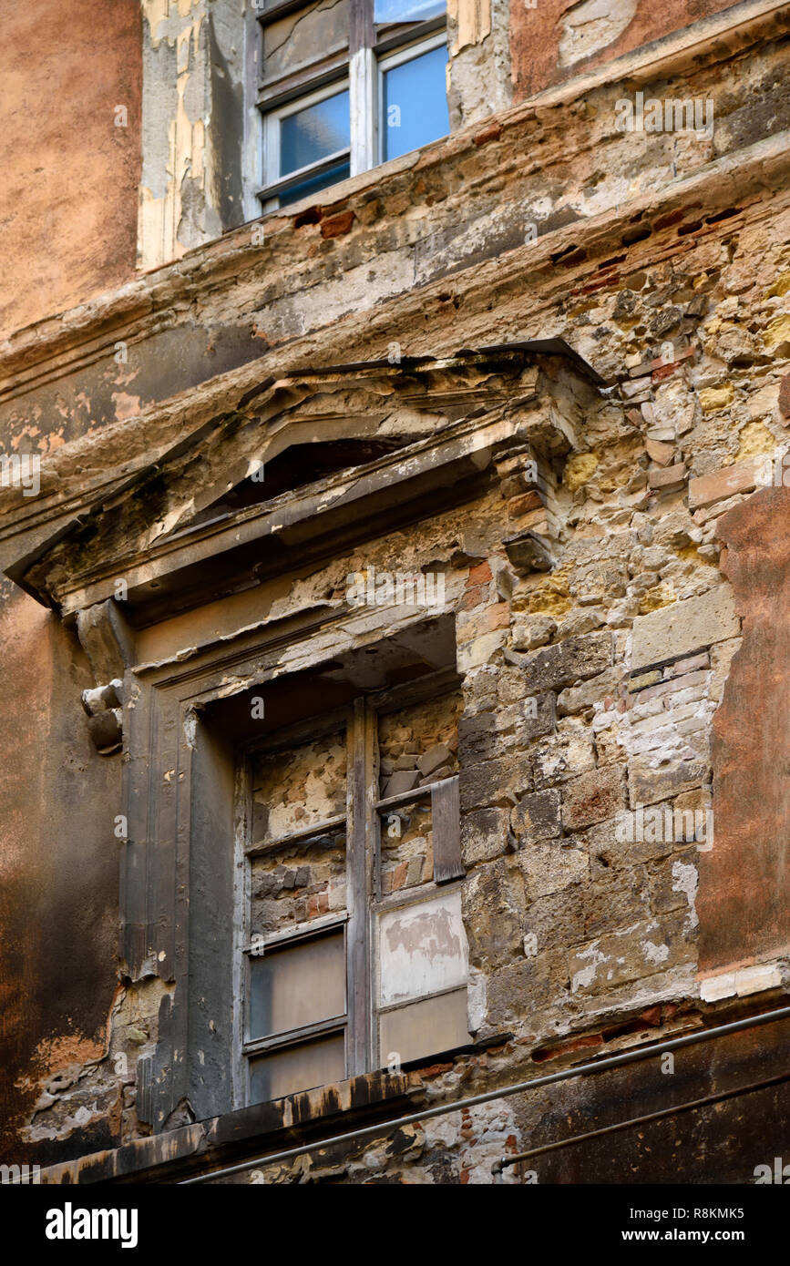 Crumbling architecture hi-res stock photography and images - Alamy