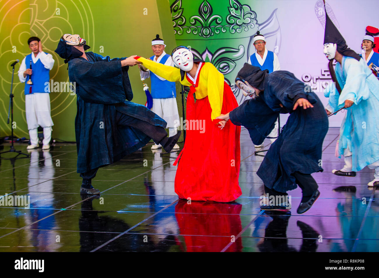 Actors performing the traditinal Korean Maskdance at Andong South Korea ...