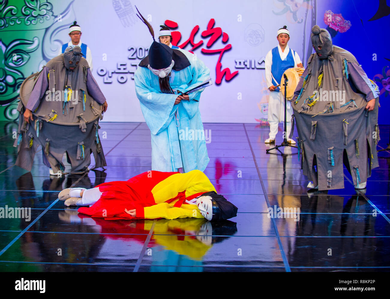 Actors performing the traditinal Korean Maskdance at Andong South Korea ...